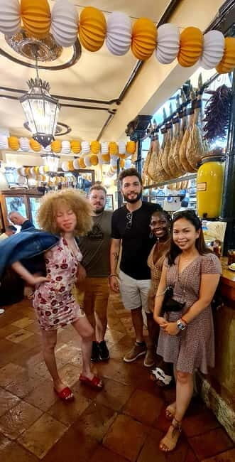 Granada: Tapas and Wine Tour with Local Guide. All included.