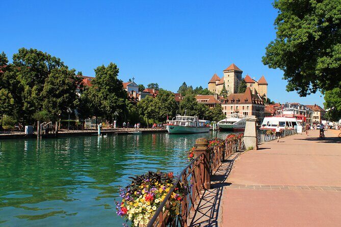 Guided tour of Annecy + Fondue cruise on the lake from Lyon