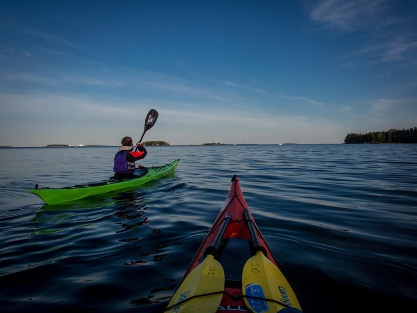 Helsinki: Midnight Sun Kayaking Tour with Campfire
