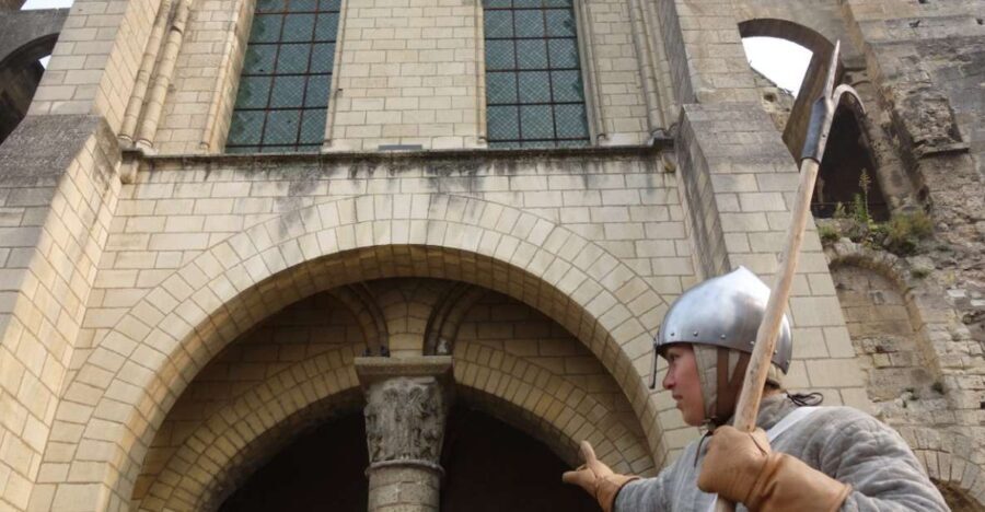 Immersive guided tour of Tours in the 13th century.