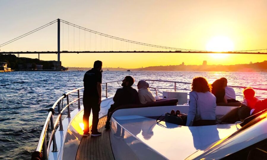 Istanbul: Bosphorus Sunset Yacht Cruise with Live Guide