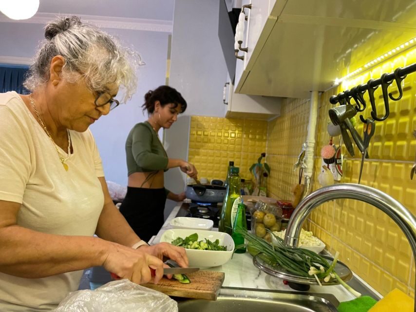 Istanbul: Vegan/Vegetarian Cooking Class with Locals at Home