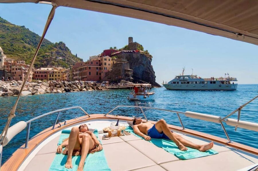 La Spezia: Cinque Terre Boat Tour with Snacks and Drinks