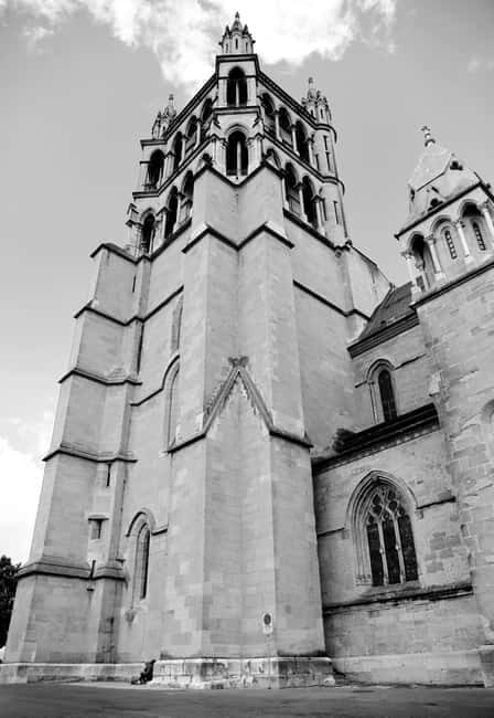 Lausanne: Walking Tour with Chocolate Tastings & Metro