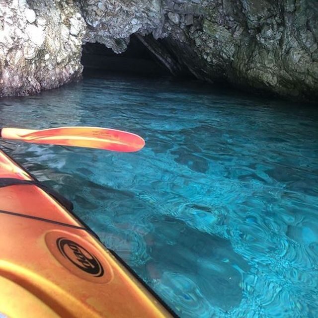 Lefkada: Agios Ioannis & Papanikolis Cave Kayak Tour