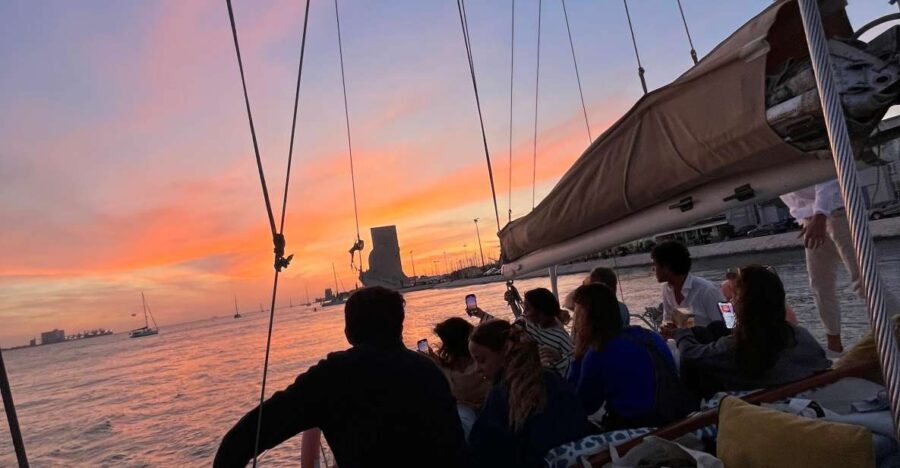 Lisbon: 2H Sunset Boat Cruise Tour with Drinks