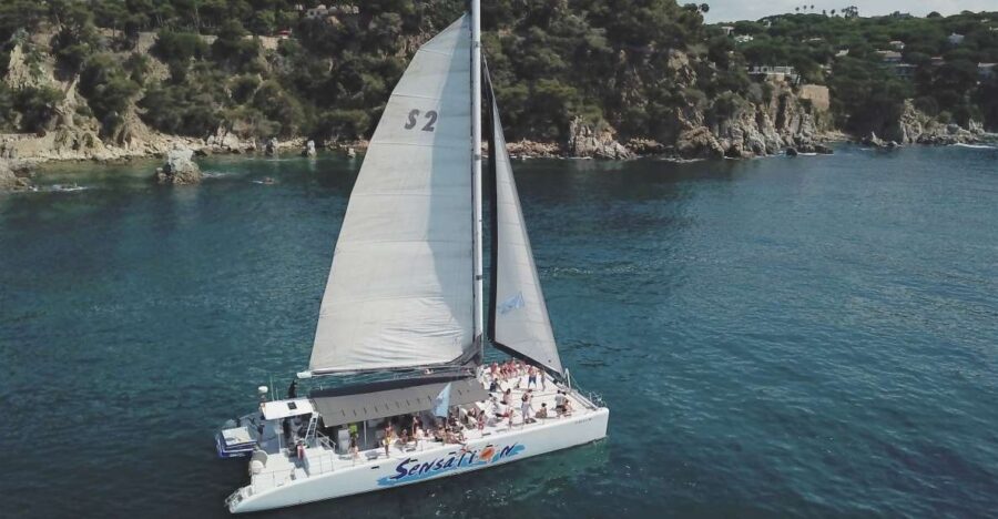Lloret de Mar: Sunset Catamaran Cruise with DJ and Drinks