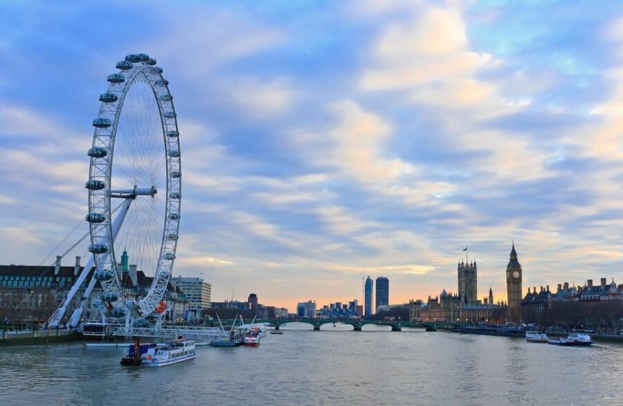 London: Christmas Lights Nighttime Bus Tour with Live Guide