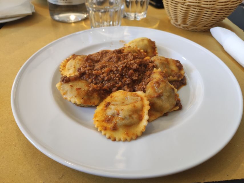 Lucca: Guided Food Walking Tour with Tastings