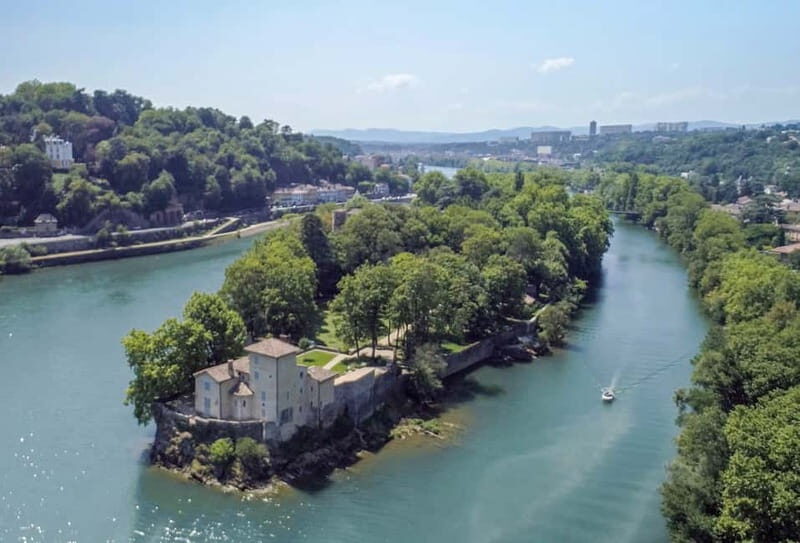 Lyon: from Confluence to Barbe Island by free license boat