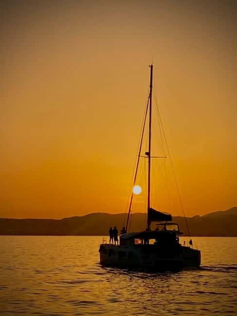 Majorca: Dinner aboard a private catamaran with snorkeling and paddle surfing