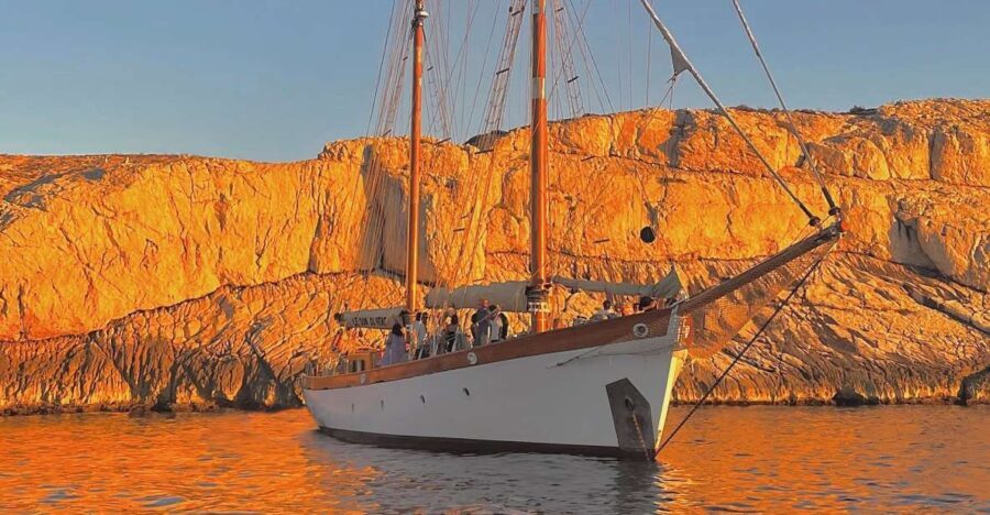 Marseille: Frioul Islands Sunset Cruise with Cocktail Dinner