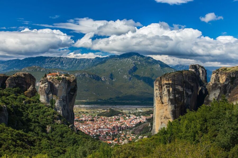 Meteora 2-Day Tour by Train from Thessaloniki
