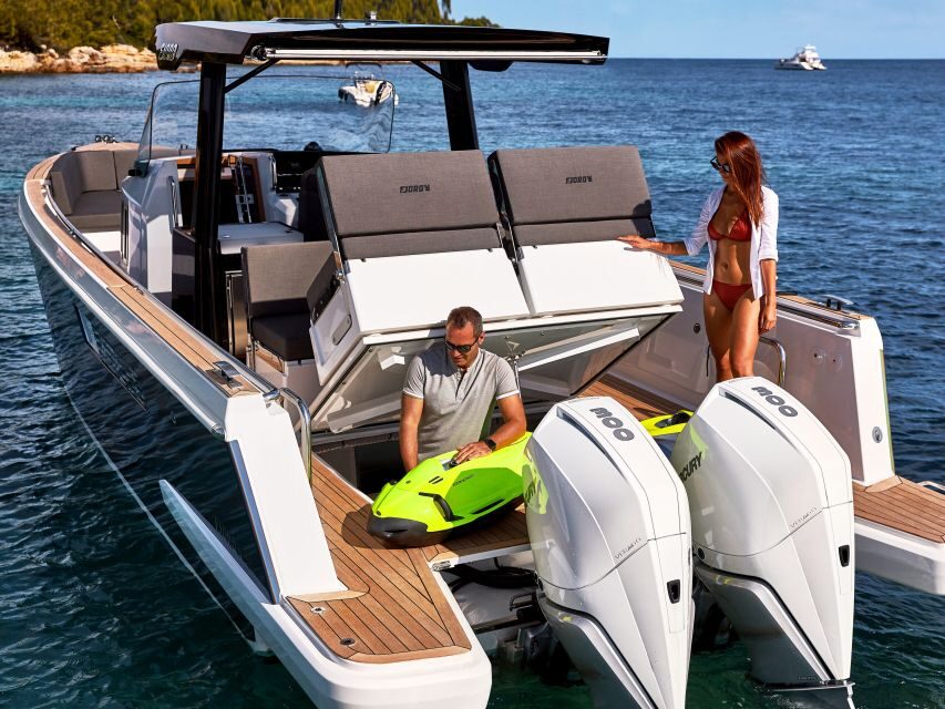 Mykonos: Private Luxury Yacht Cruise with Drinks and Snacks