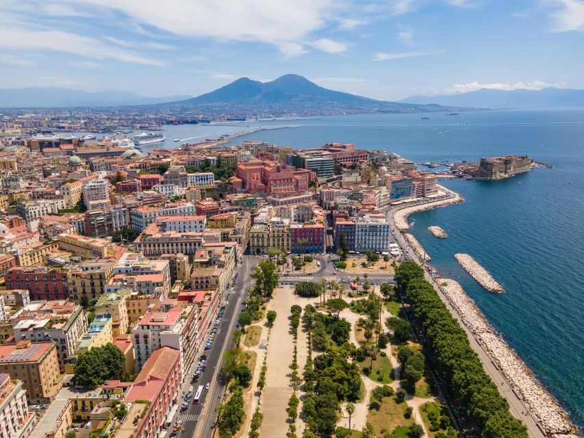 Naples: Express Walk with a Local in 60 minutes