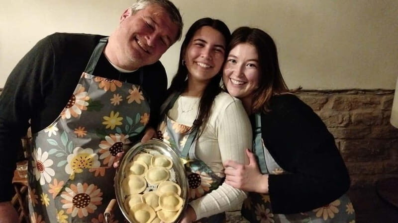 Naples: Pasta and Tiramisu Cooking Class with Wine