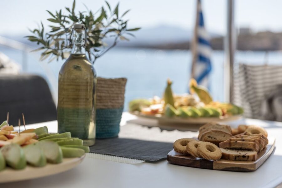 Naxos: Luxury Catamaran Day Trip with Lunch and Drinks