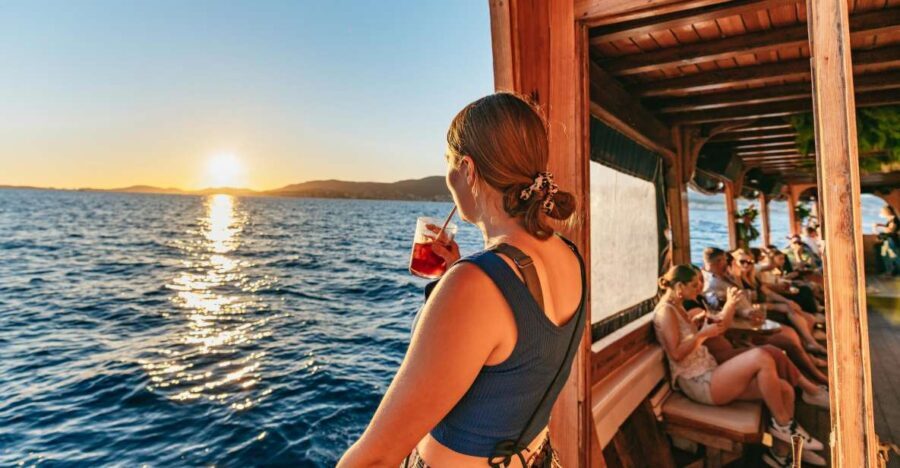 Palma de Mallorca: Sunset Boat Tour with DJ and Dance Floor