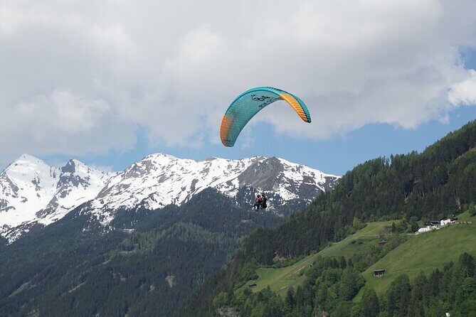 Paragliding experience in Fulpmes in the Stubai Valley