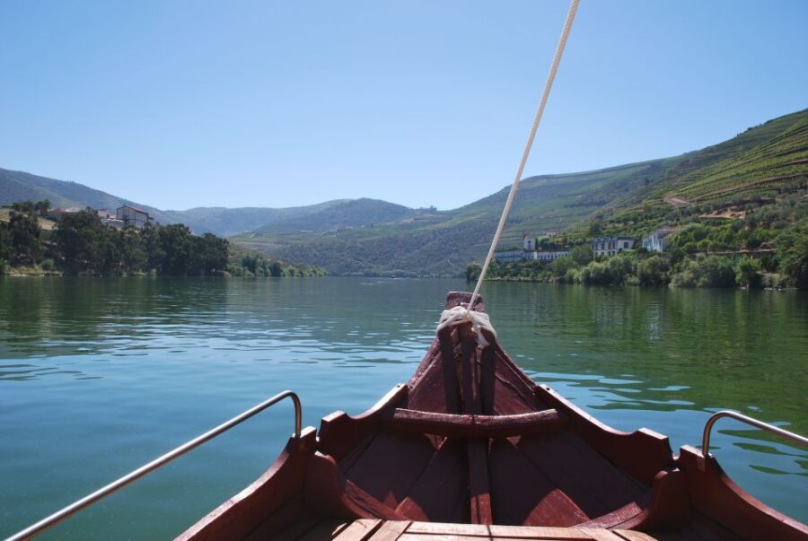 Pinhão: 2-Hour Rabelo Boat Tour with Audio Guide