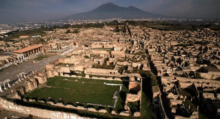 Pompeii : 2h small group tour with an archeologist