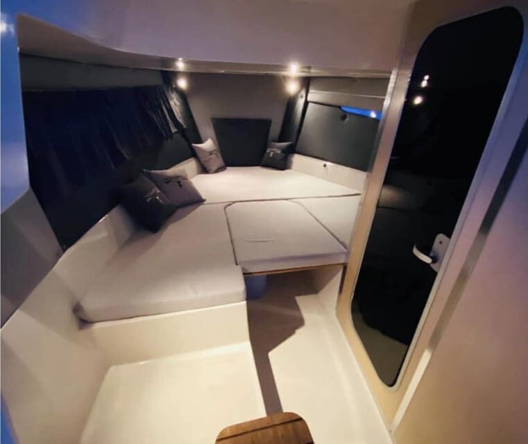 Rent Barca Dylet 85 and explore the Aeolian archipelago. - Who should consider this tour?