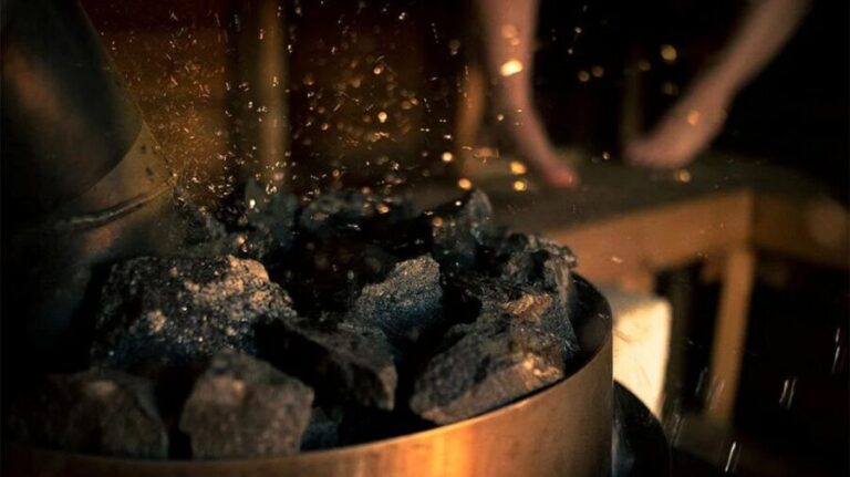 Rovaniemi: Northern Lights Trip with Arctic Sauna & Jacuzzi - The Value of the Experience