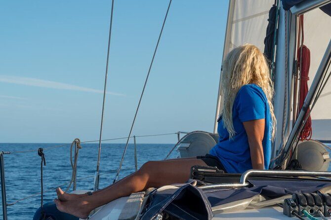 Sailing experience on a 4-hour sailboat in Girona