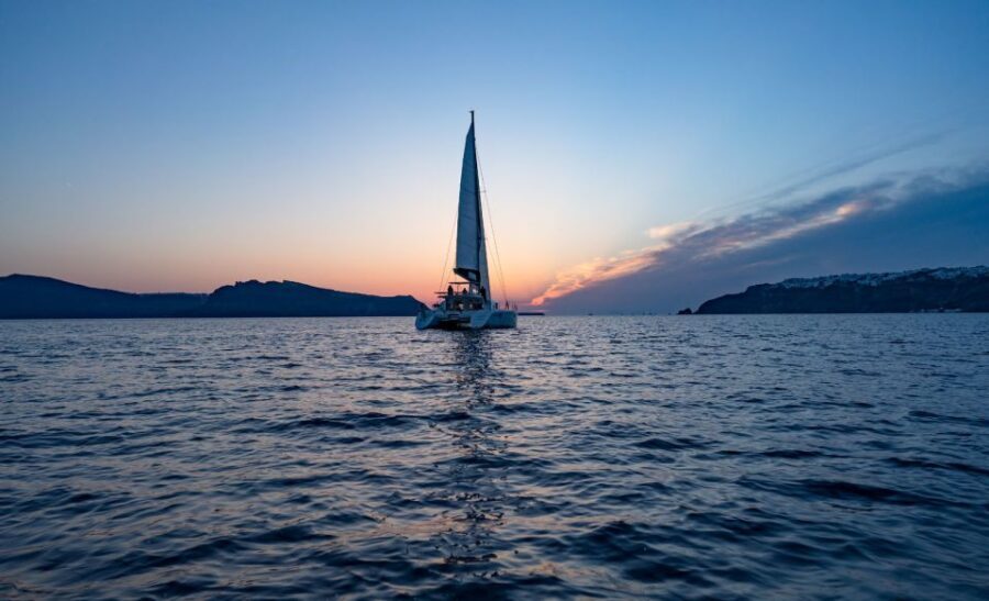 Santorini: Luxury Sunset Cruise with Dinner & Open Bar