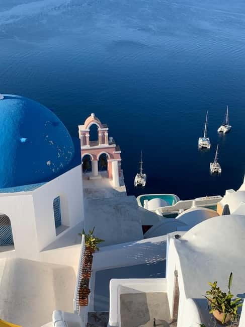 Santorini: Oia Sunrise Walking Tour with Local Guide