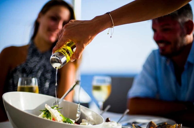 Santorini: Private Catamaran Cruise with BBQ Meal and Drinks