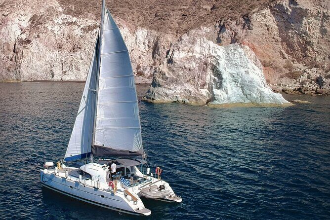 Santorini: Standard Small-Group Catamaran Cruise with Food/Drinks