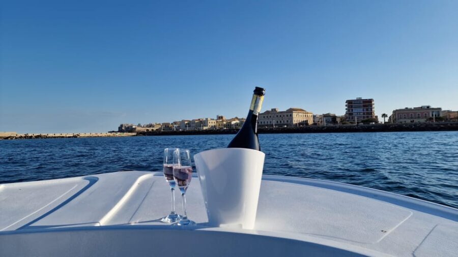 Siracusa: Ortigia & Sea Caves Boat Tour with Sunset Apertif