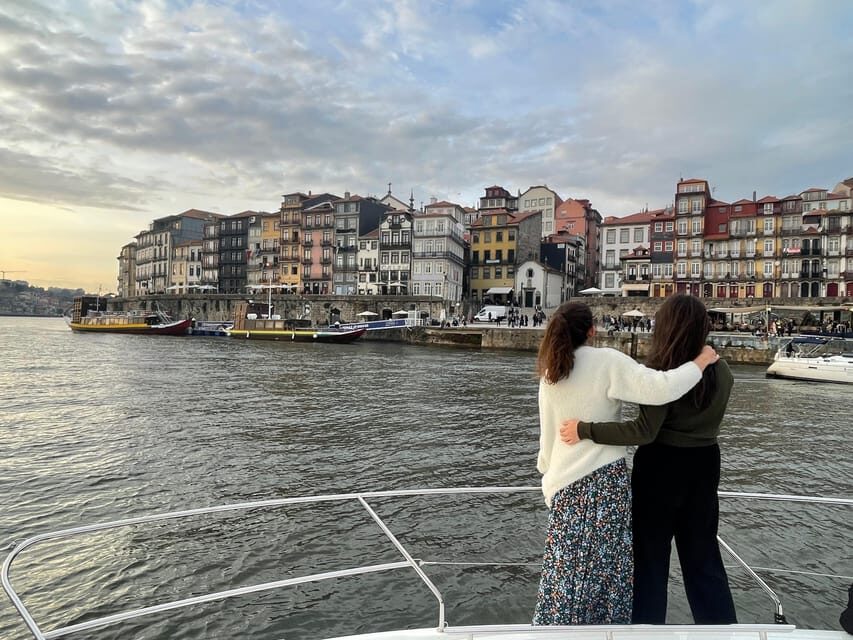 Six bridges yacht cruise on the Douro River in Porto