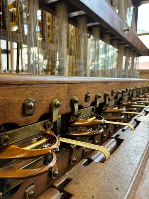 Soierie Vivante's weaving workshops : tours and demos