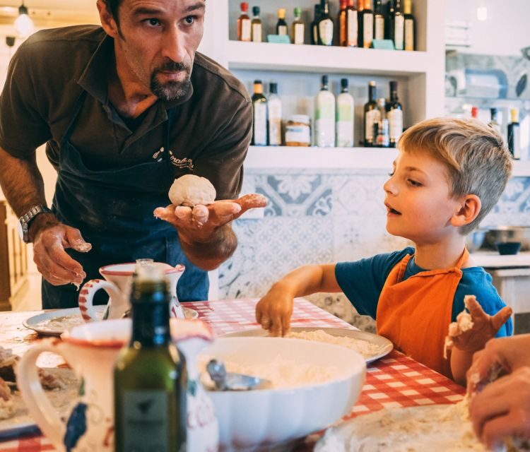 Sorrento: Pizza Making Class at Tirabusciò Cooking School