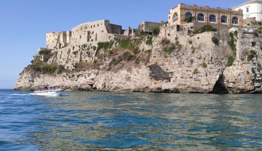 Sperlonga: Boat Tour to Gaeta with Pizza and Drinks