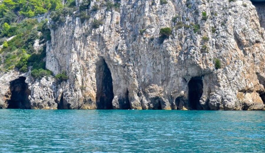 Sperlonga: Private Boat Tour to Gaeta with Pizza and Drinks