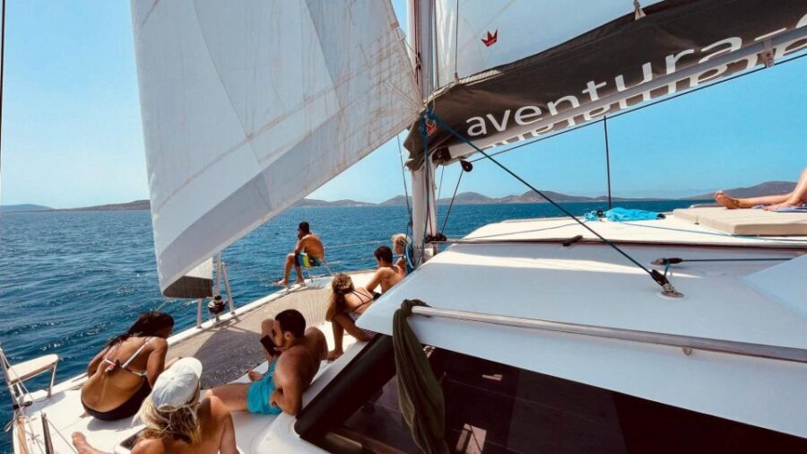 Stintino: Half-day catamaran tour to La Pelosa with aperitif