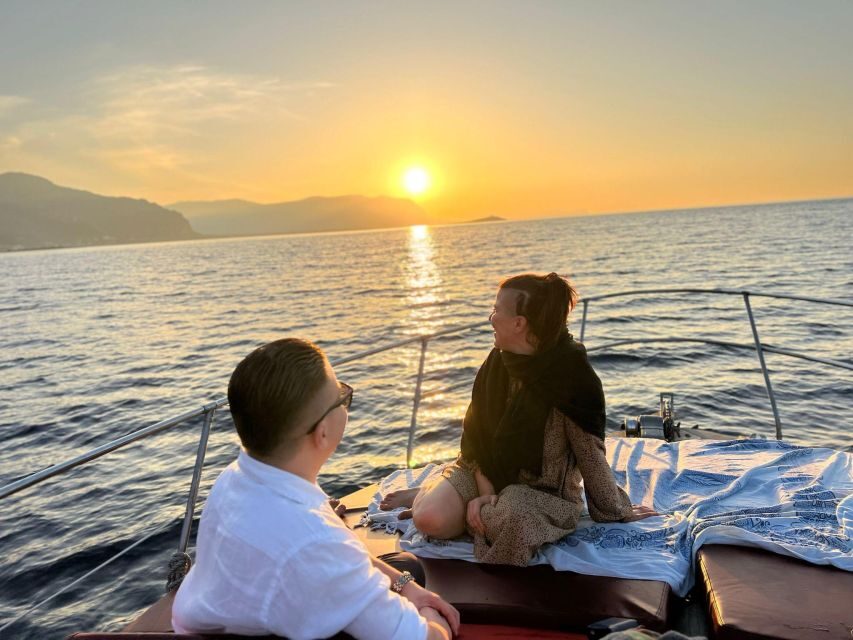 Sunset boat tour in Palermo