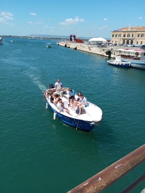 Syracuse: Boat tour Ortigia island,seacaves and Explanations