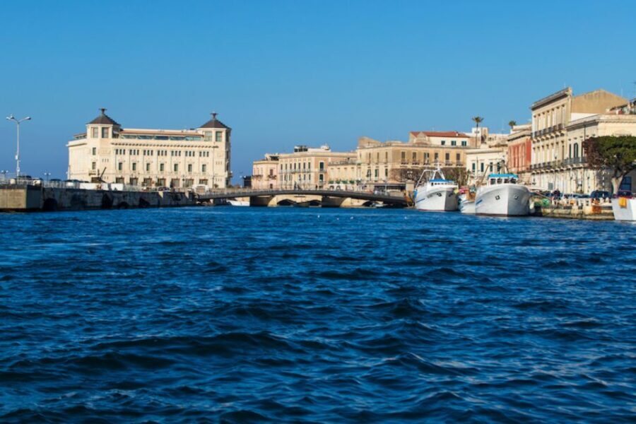 Syracuse: Ortigia Island Boat Tour with Lunch and Wine