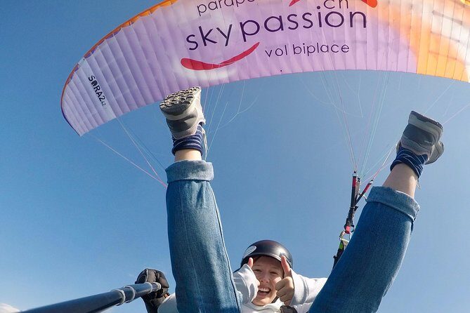 Tandy paragliding