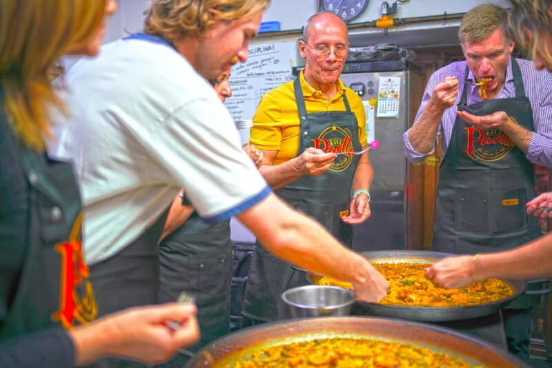 Valencia: Traditional Paella Cooking Class and Dinner