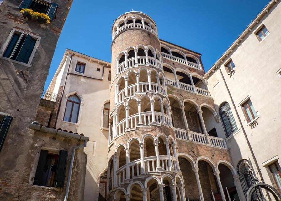 Venice: Rialto Bridge & Offbeat Unusual Venice Walking Tour