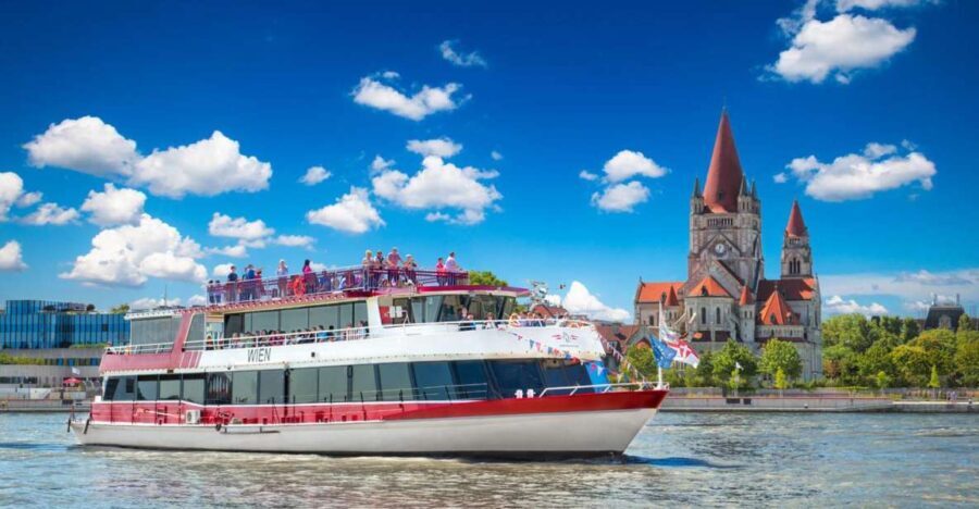 Vienna: Sightseeing Boat Tour with Lunch