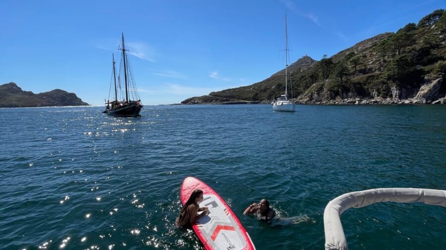 Vigo: Cíes Islands Sailboat Excursion with Skipper