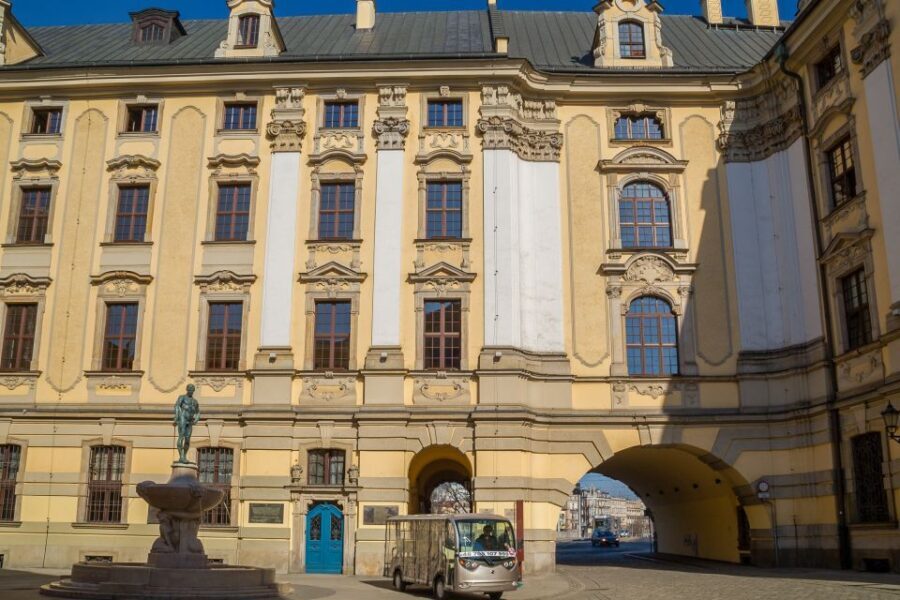Wroclaw: 2-Hour Private Guided Tour by Electric Car