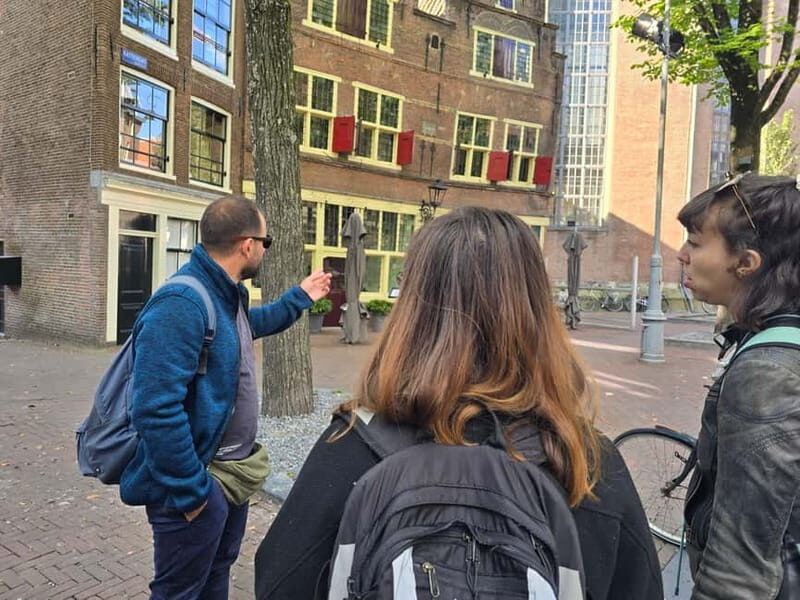 Amsterdam: Private walking tour with Coffee & Anne Frank VR