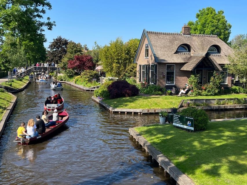 Amsterdam: Zaanse Schans and Giethoorn Guided Combo Tour